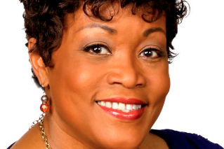 News Anchor Fiercely and Succinctly Claps Back at a Viewer’s Critique ...