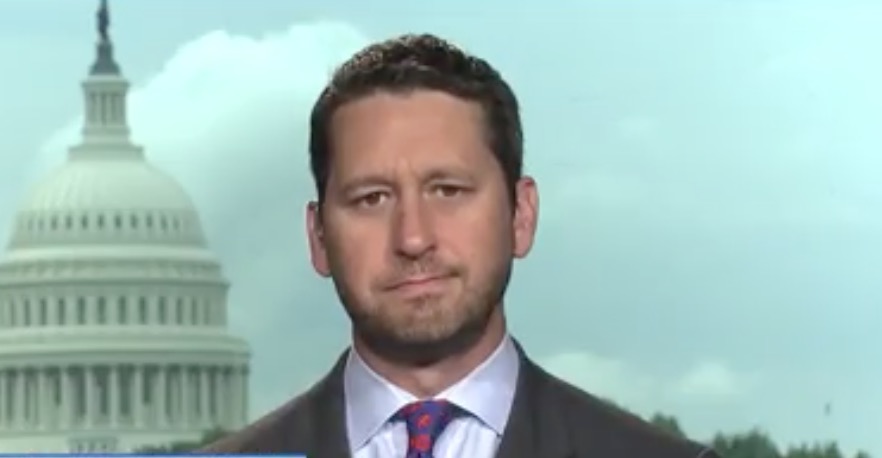 Eli Stokols Compares Donald Trump to a Goldfish