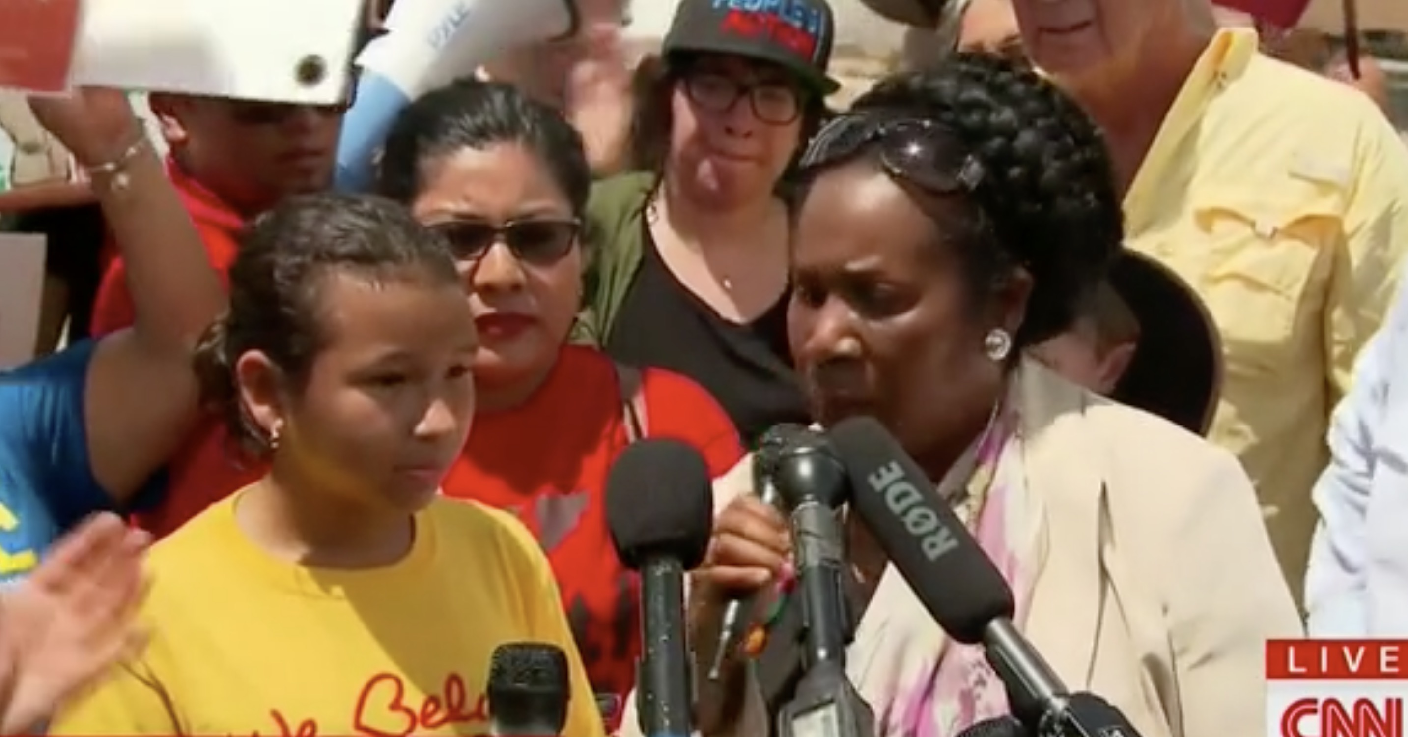 Girl Who Lives in Fear of Parents Being Deported Has Message for ...