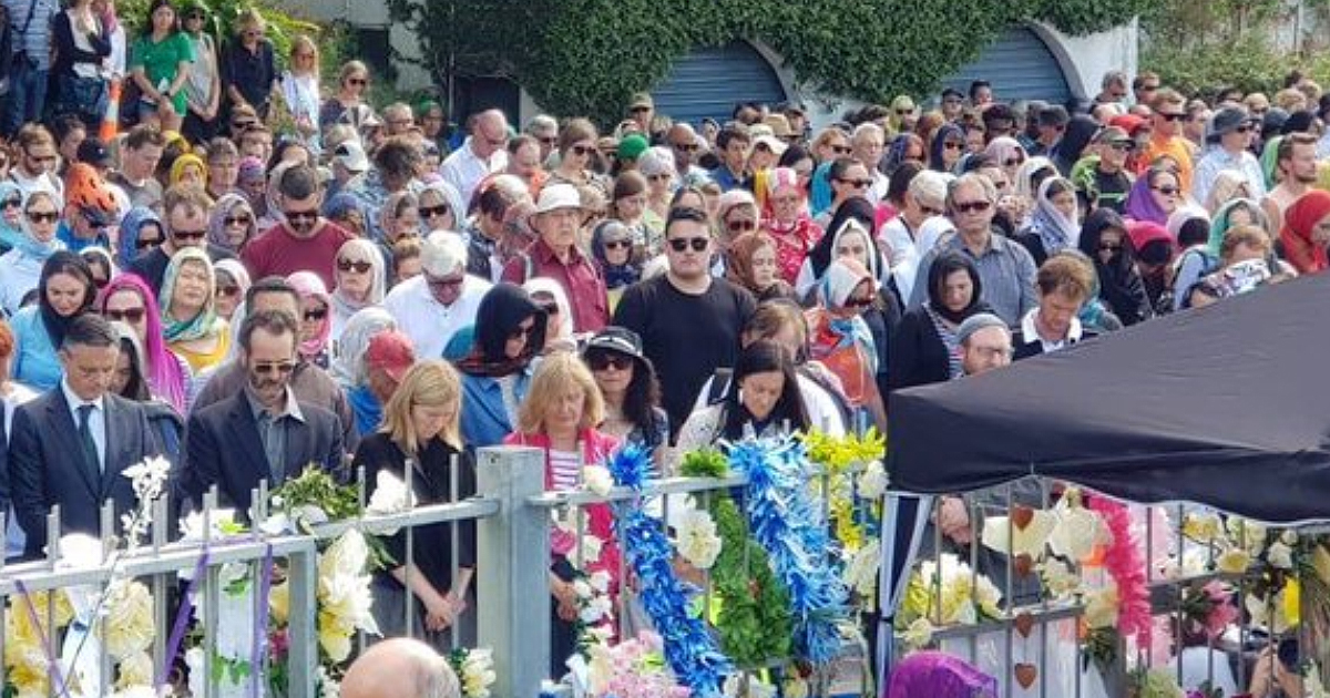 WATCH: Hundreds Link Arms to Symbolically Guard New Zealand Mosque