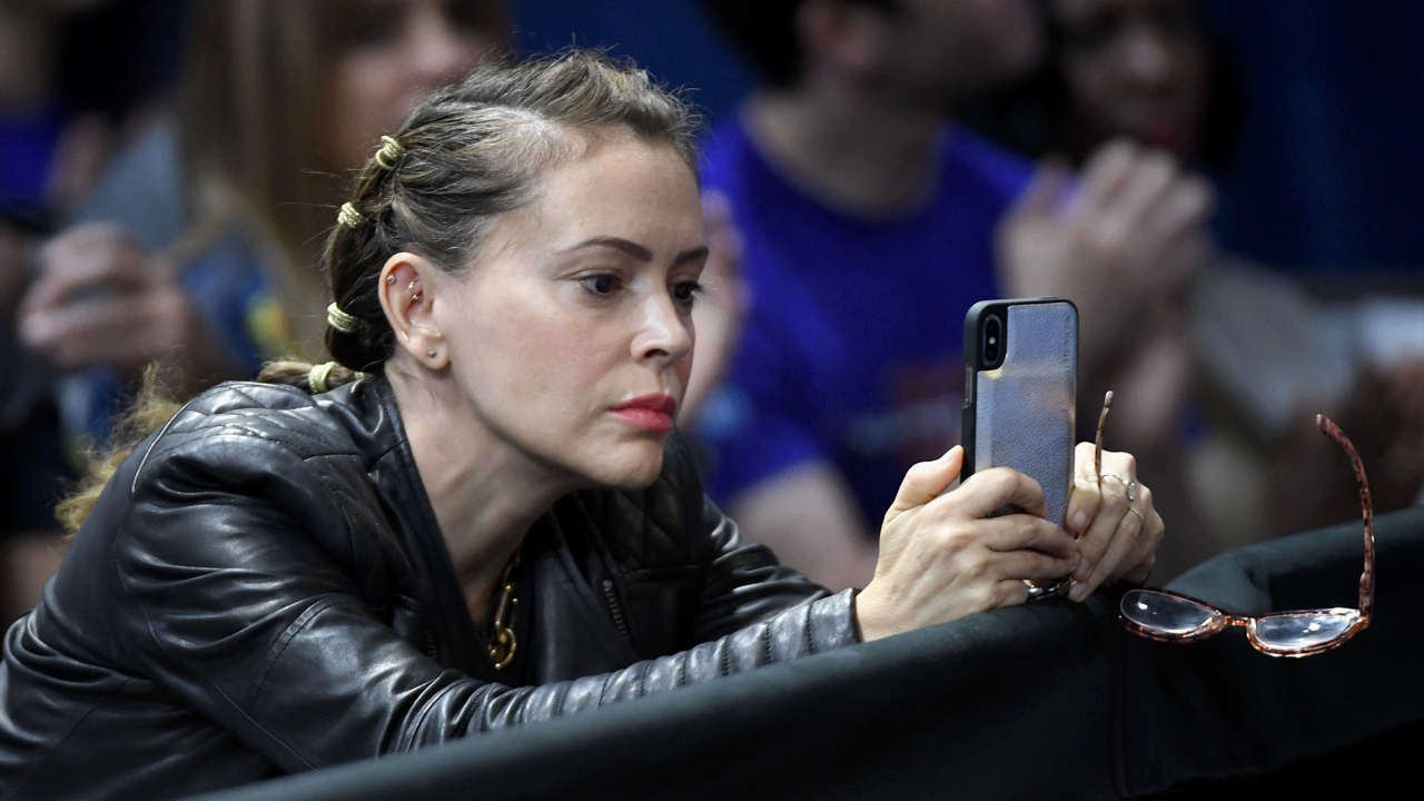 Alyssa Milano Offers 'Olive Branch' to Trump Fans on Twitter
