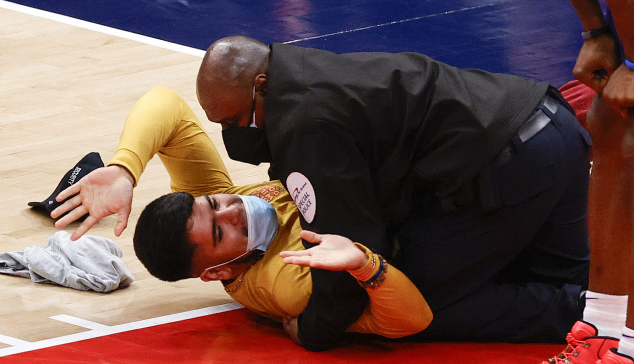 Kevin Harlan Makes Epic Call of NBA Security Tackling Fan