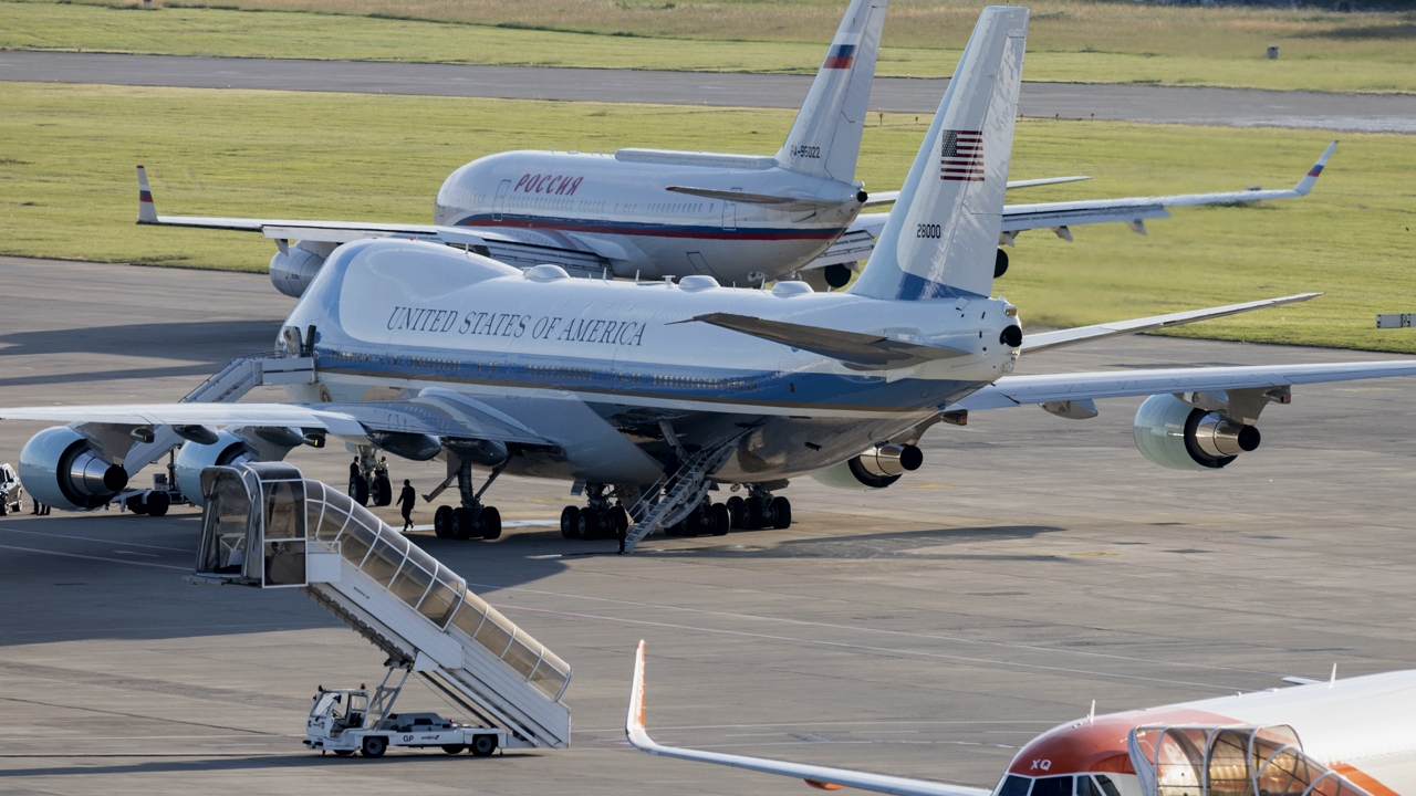 Mike Memoli of NBC News Has Fun Mishap Aboard Air Force One