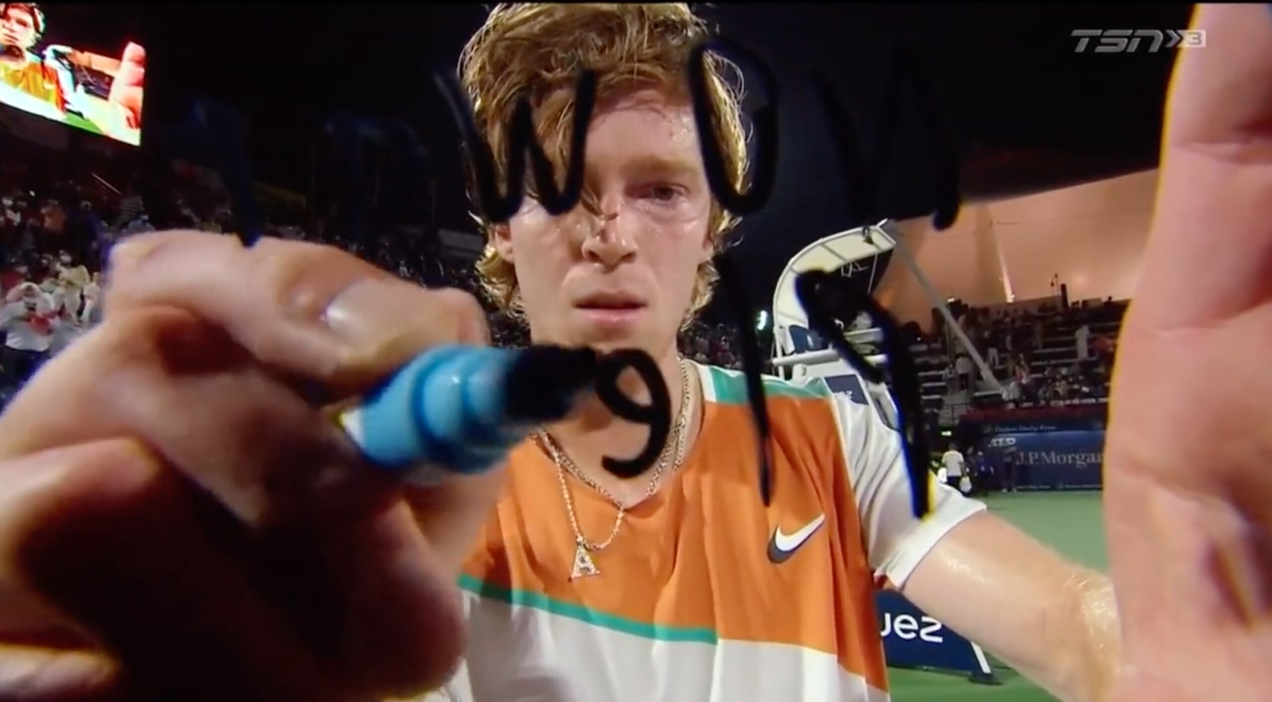 Russian Tennis Player Writers 'No War Please' on Camera