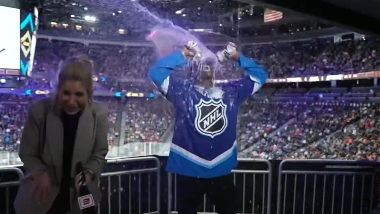 Tyreek Hill Fails at Stone Cold Steve Austin Beer Chug