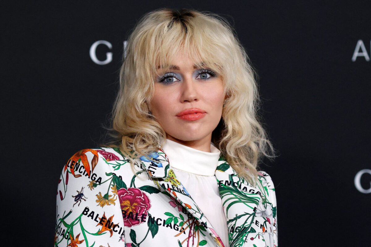 Miley Cyrus Plane Struck By Lighting Before Asunciónico