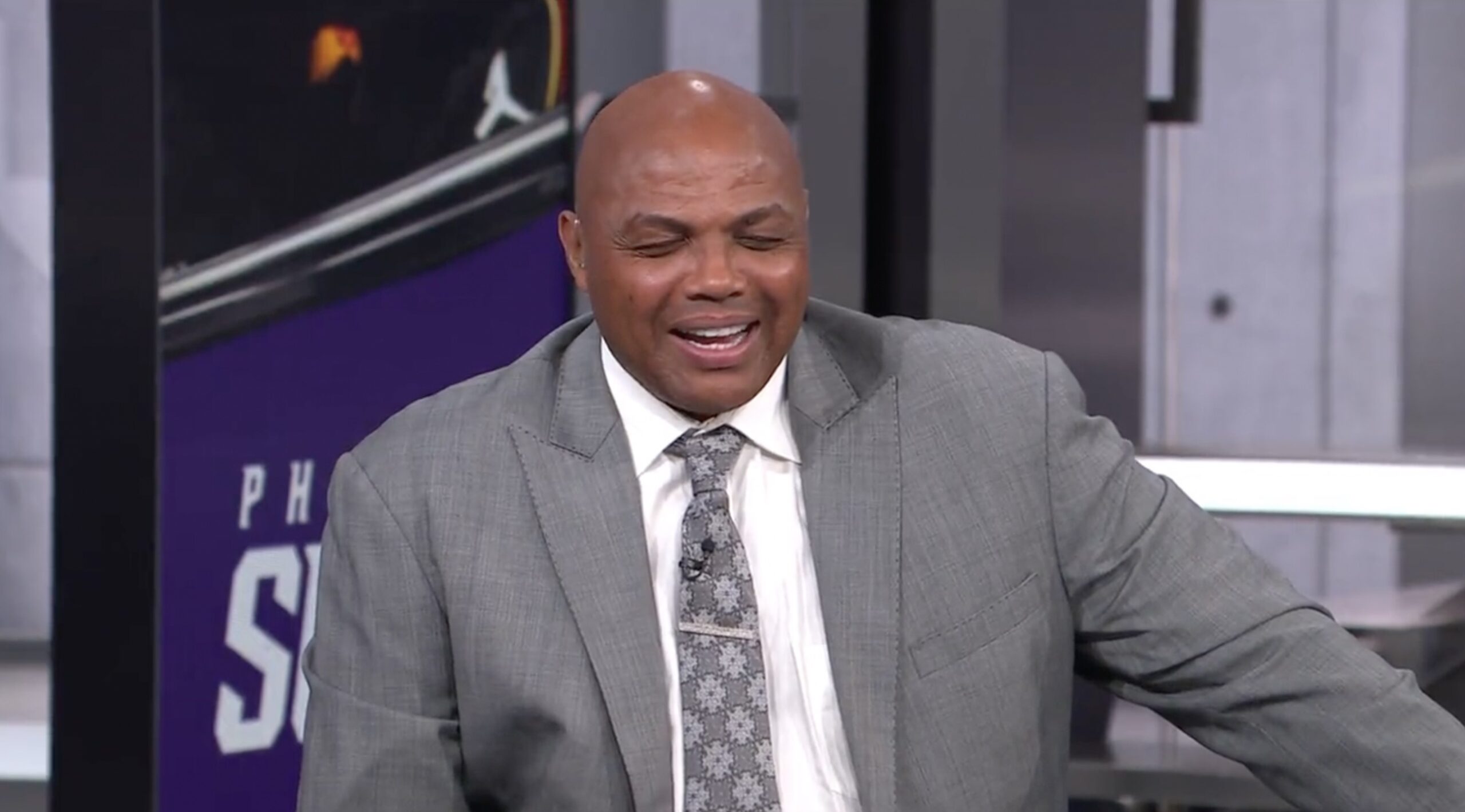 Shaq Puts Sir Charles on the Spot With Pop Quiz on Spelling of ...