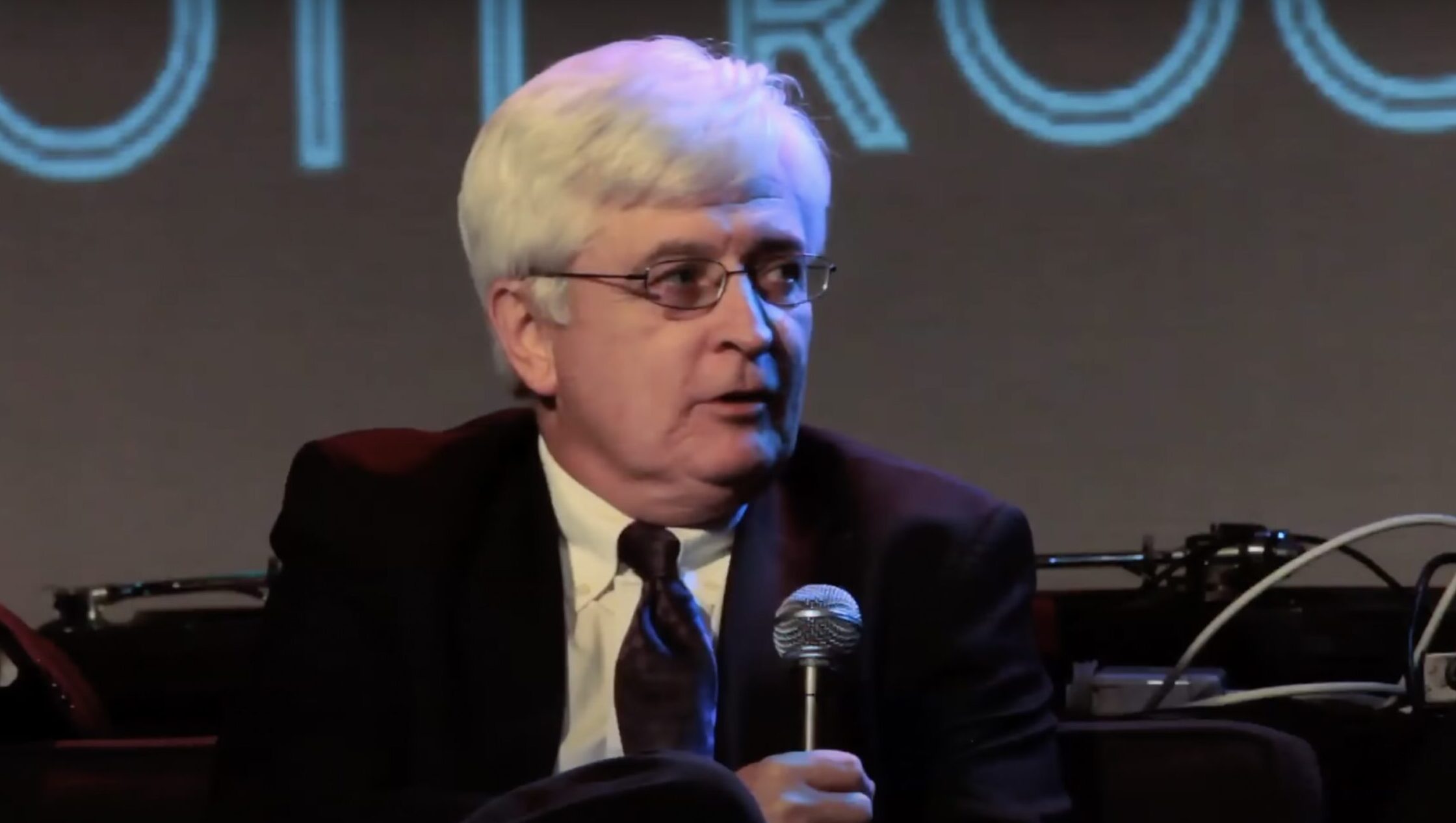 Famed Media Reporter Bill Carter Destroys ‘Horserace’ Coverage of Trump ...