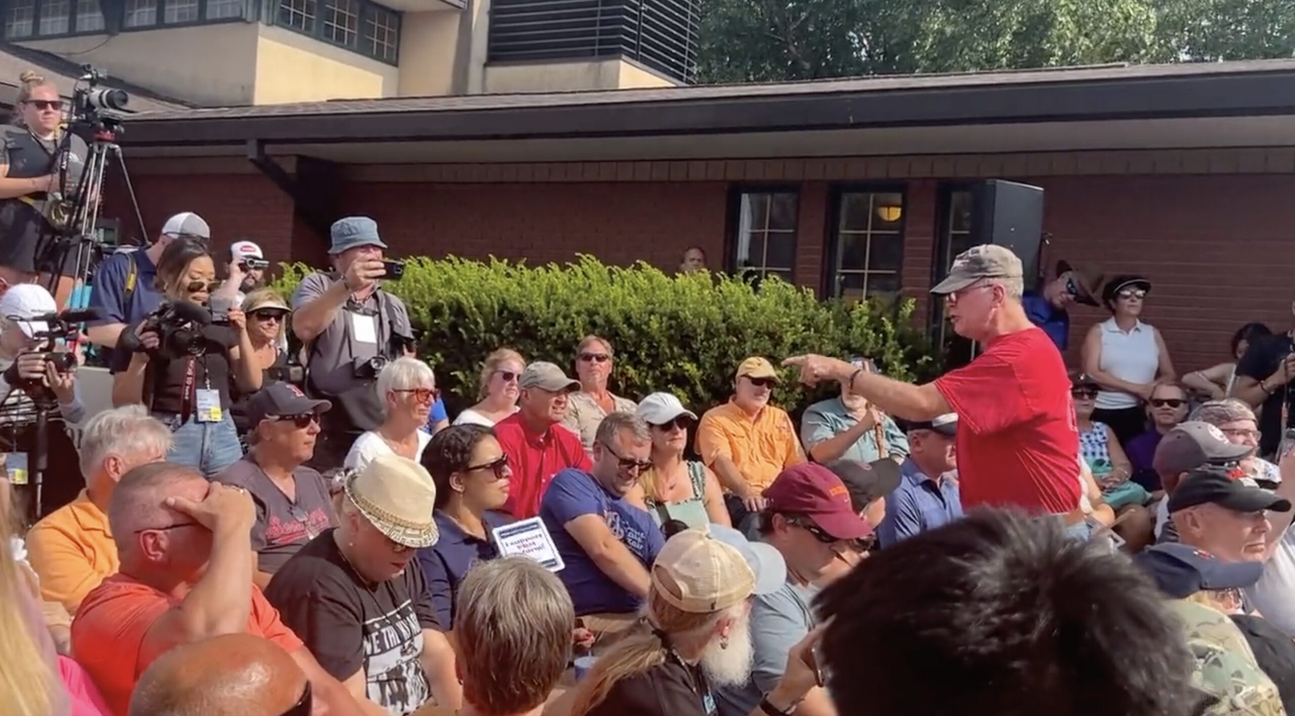 Mike Pence Q&A Derailed As Trump and Pence Supporters Clash: 'I Am a ...