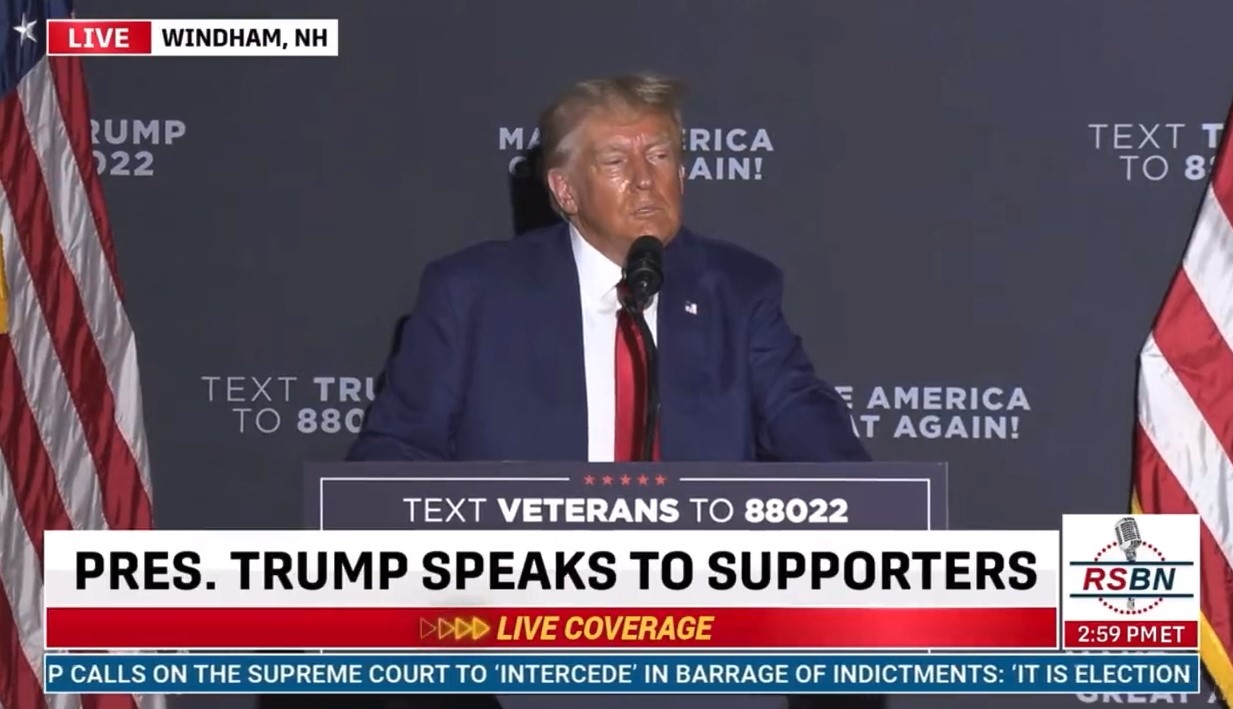 Trump Makes Crass Fat Joke About Chris Christie at Rally