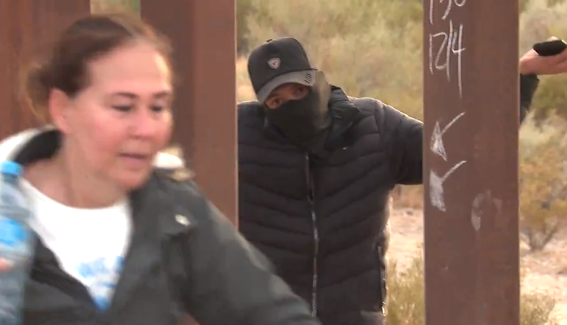 Fox News Cameras Catch Moment ‘Hundreds’ of Migrants Cross Through ...
